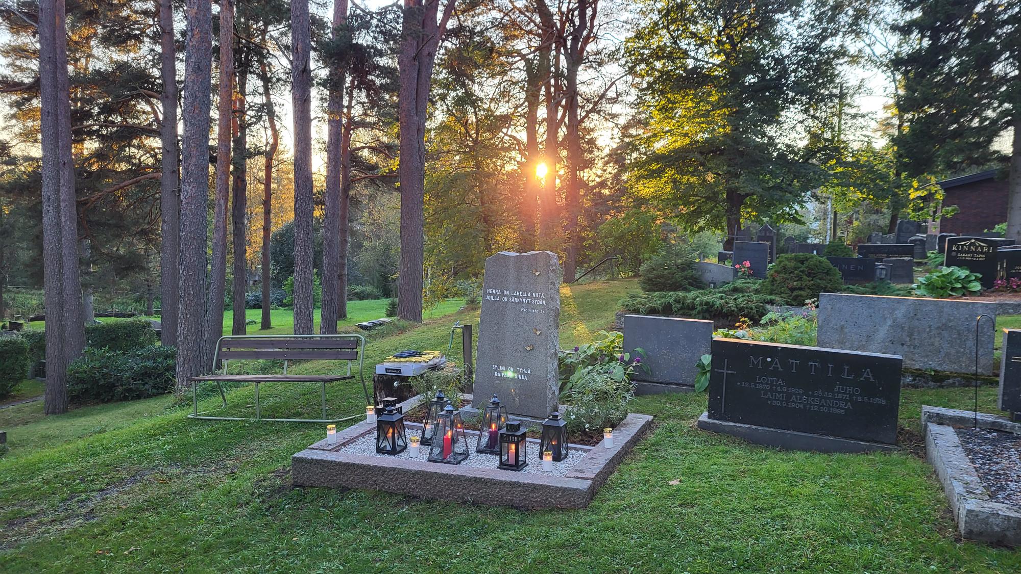 Tyhjän sylin muistokivi - Akaan seurakunta